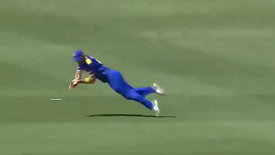 AIRBORNE! Michael Rae takes a flying catch