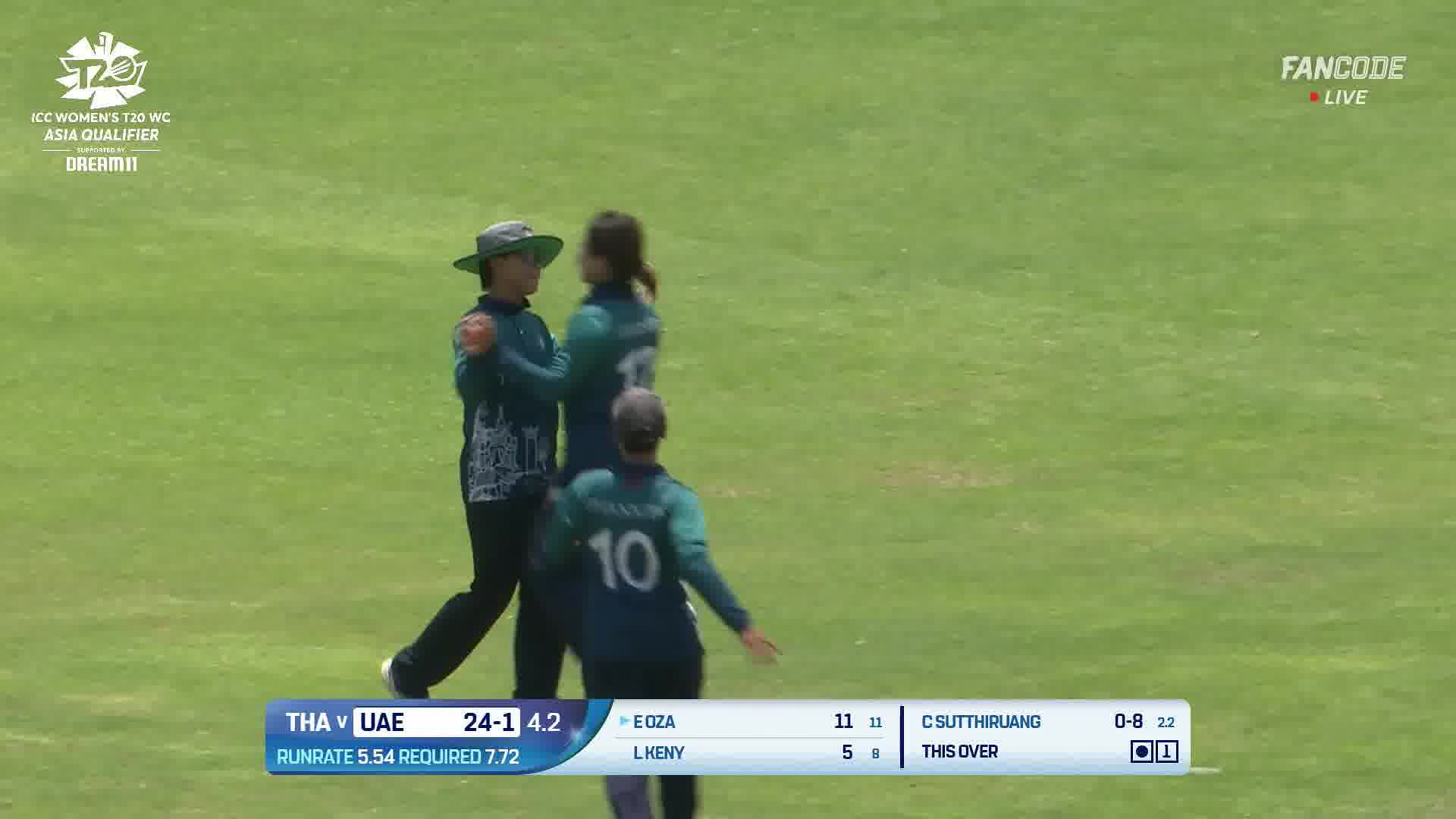 Wicket! Esha Oza Gives A Simple Catch To Nattaya Boochatham, Chanida ...