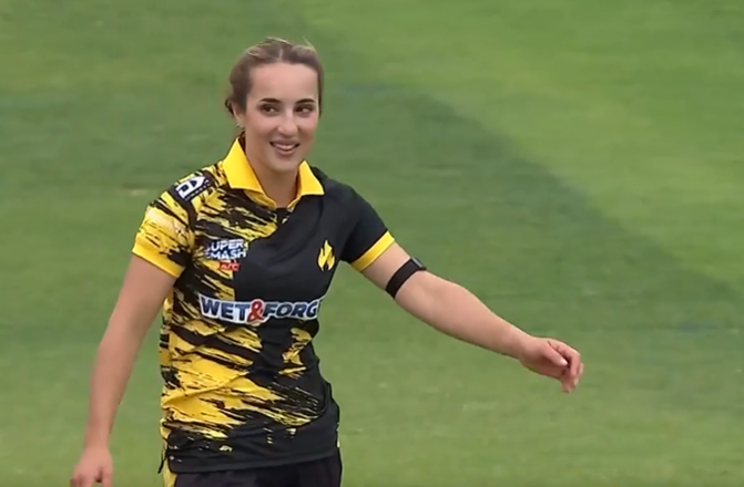 TRIPLE STRIKE! Xara Jetly outsmarts Auckland's batting